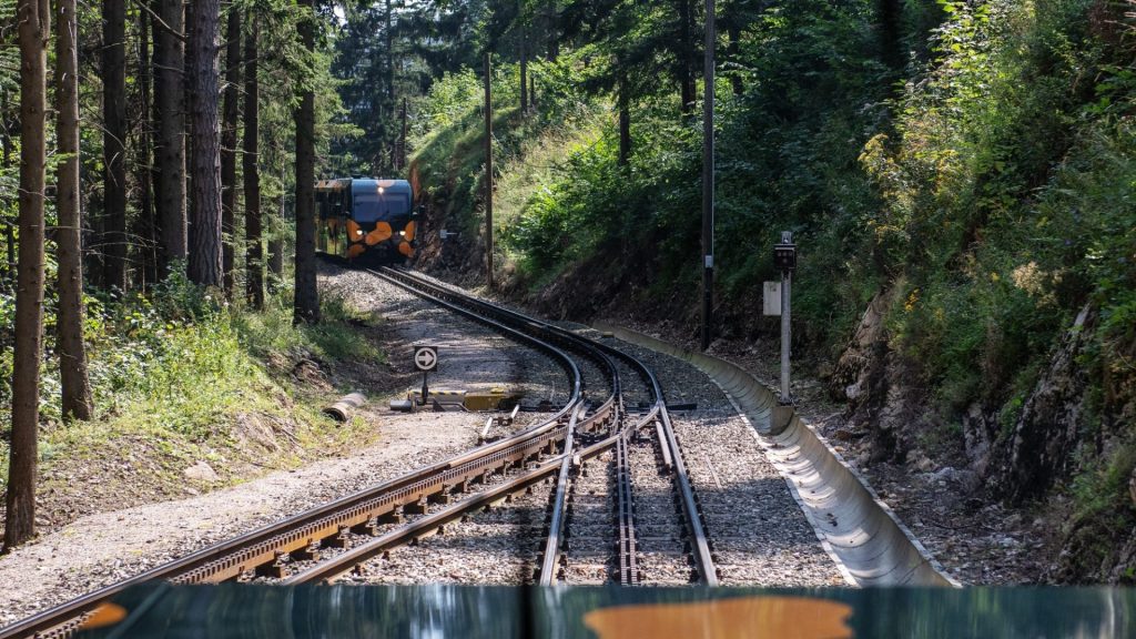 Top 15 Luxurious Trains in India - Writtygritty