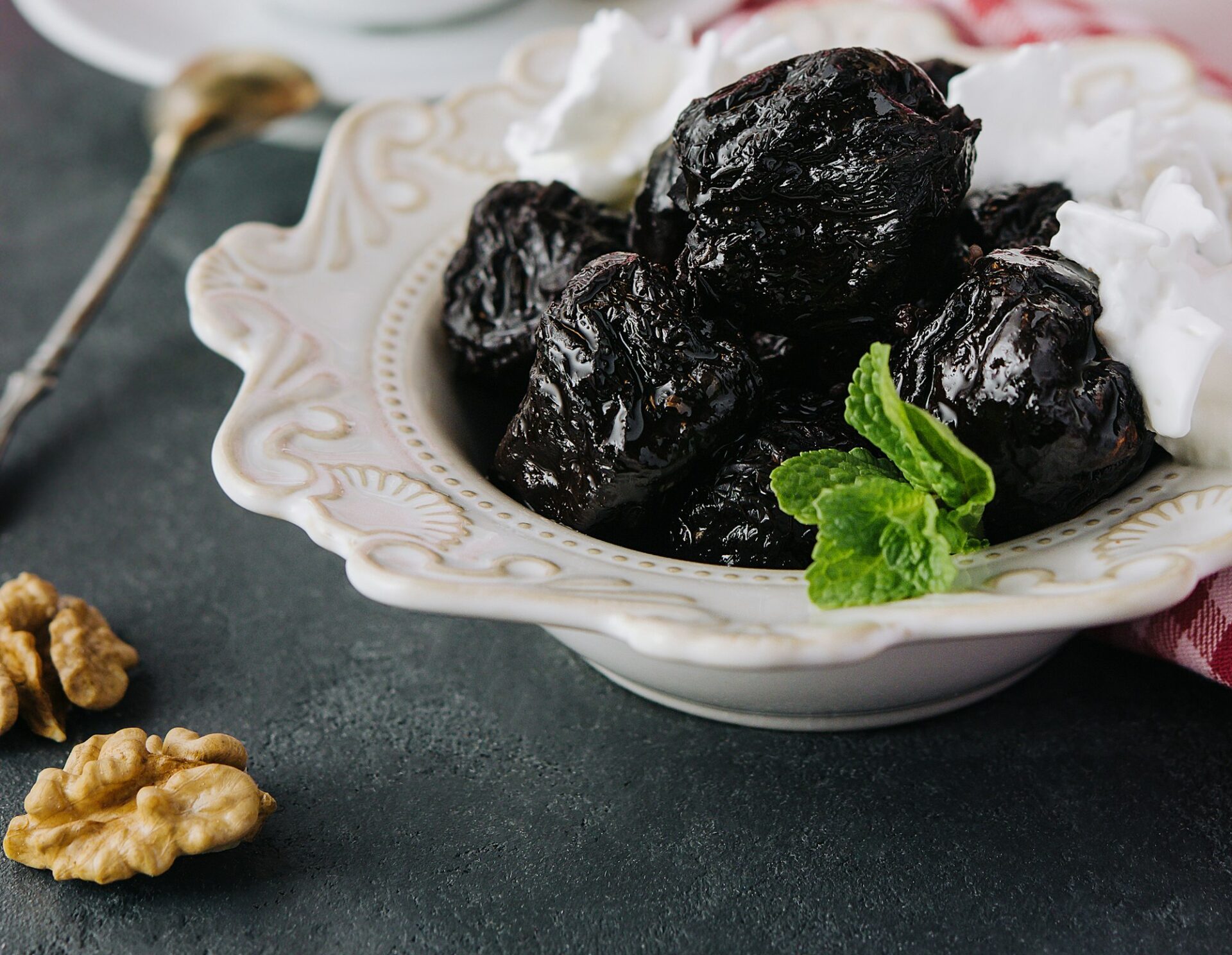 All about Prunes: Health Benefits, Usage and Recipes